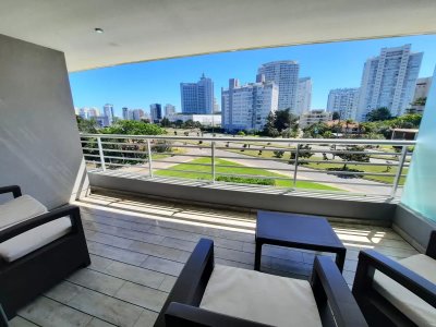 Apartamento ID.4711 - Departamento de 2 dormitorios en edificio Alexander Boulevard, Punta del este
