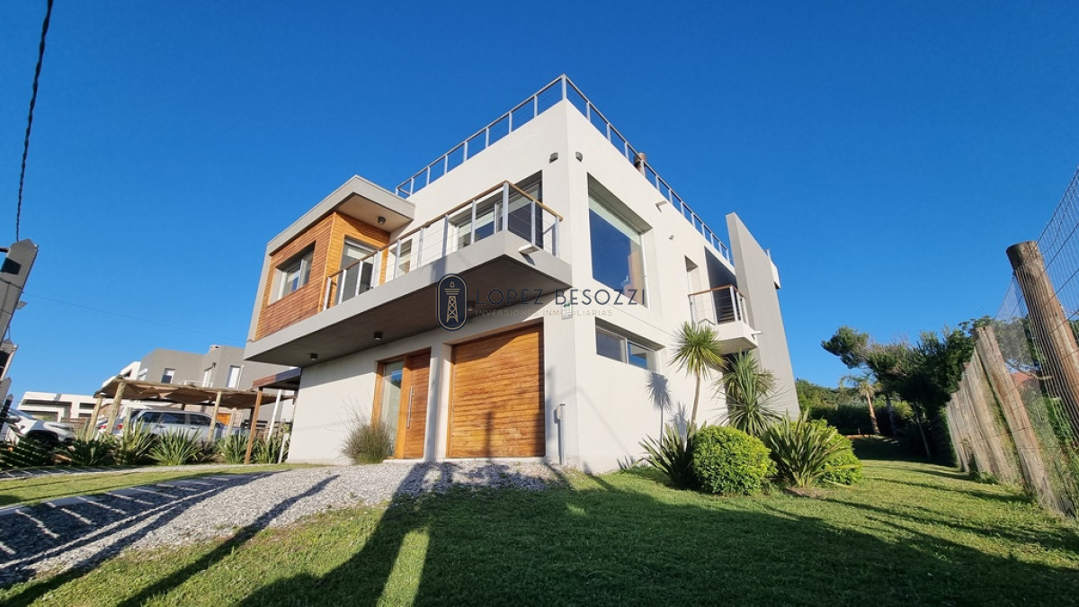 Casa ID.534 - Casa Con Vista Al Mar En Venta 3 Dormitorios, 4 Baños ...