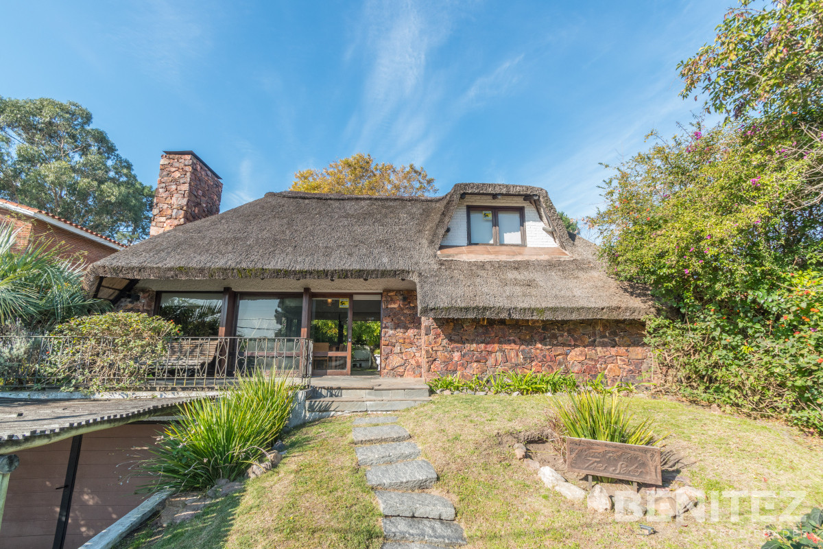 Benitez Propiedades Casa ID.9638 - Chalet en dos plantas sobre Av ...