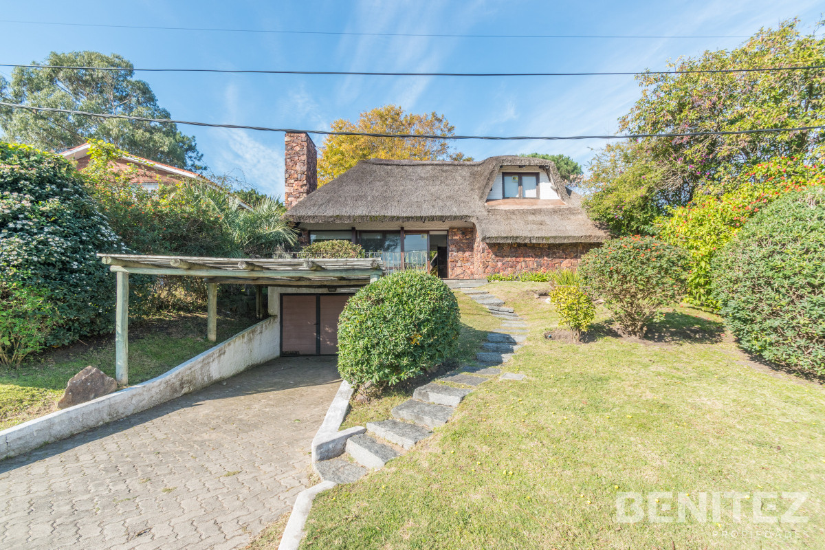 Benitez Propiedades Casa ID.9638 - Chalet en dos plantas sobre Av ...