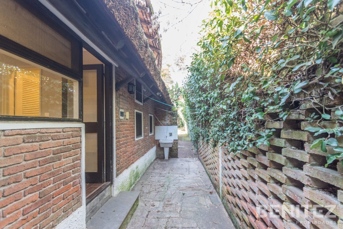 Benitez Propiedades Casa ID.9638 - Chalet en dos plantas sobre Av ...