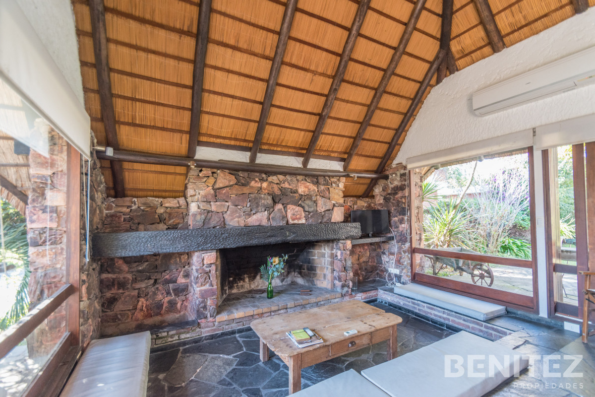 Benitez Propiedades Casa ID.9638 - Chalet en dos plantas sobre Av ...