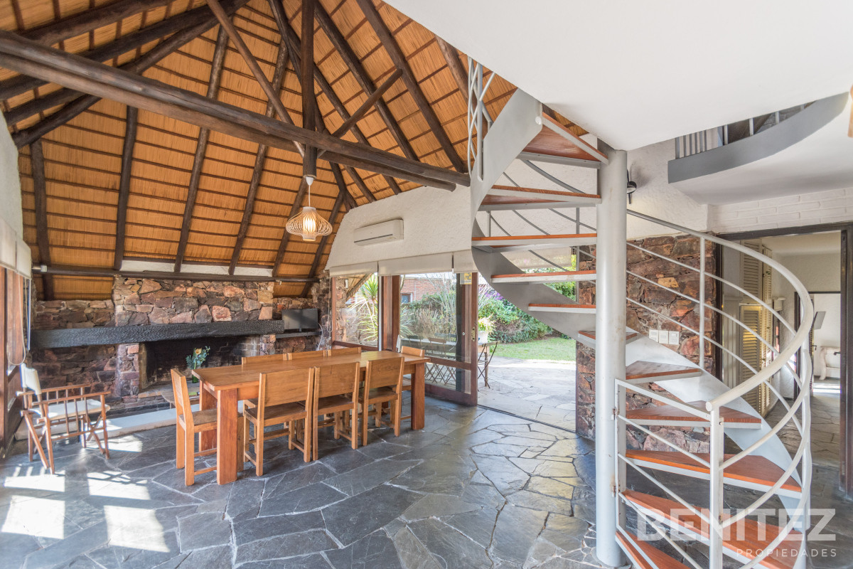 Benitez Propiedades Casa ID.9638 - Chalet en dos plantas sobre Av ...