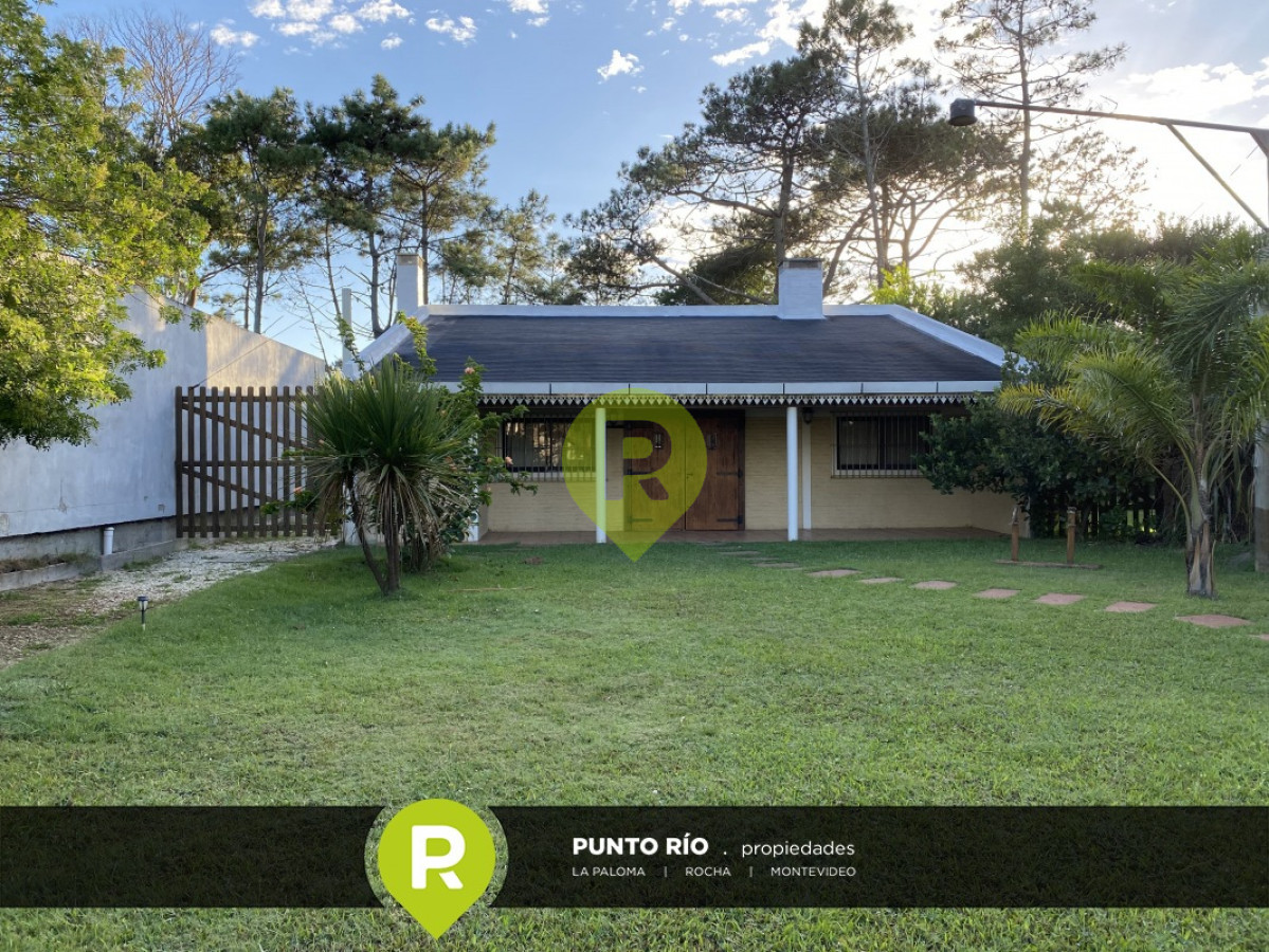 Casa ID.1059 - Ubicada en barrio Country, en una zona muy tranquila y a ...